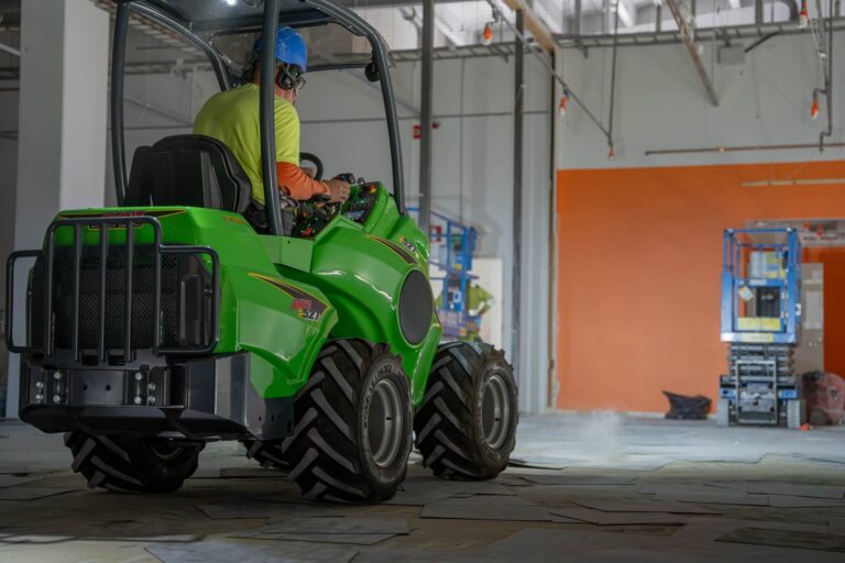 Avant e-seeria laadur - Täiselektrilised müravabad väikelaadurid